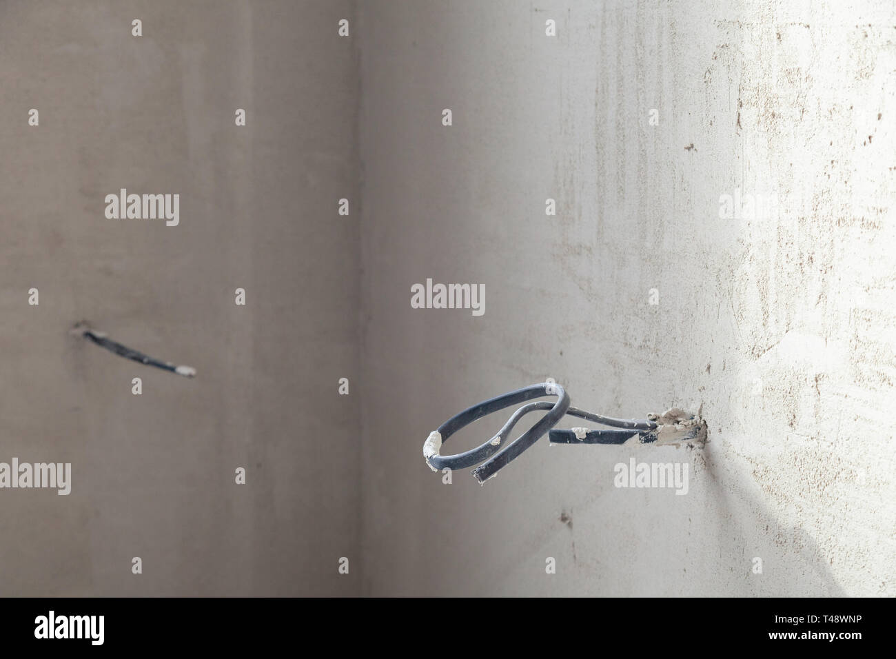 La pose de câbles au plafond. Les fils électriques sur le mur ...