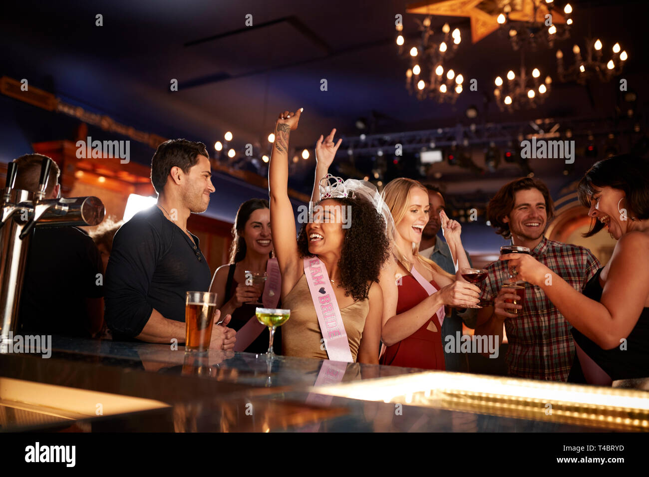 Femme dans un bar qui danse Banque de photographies et d’images à haute ...