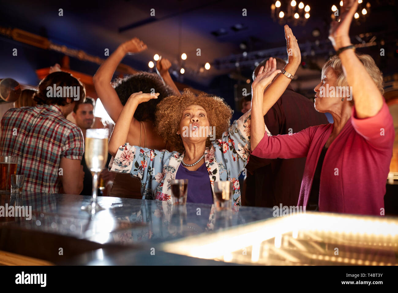 Femme dans un bar qui danse Banque de photographies et d’images à haute ...