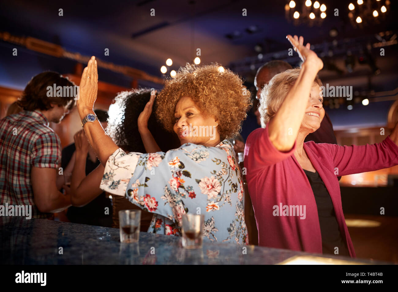 Femme dans un bar qui danse Banque de photographies et d’images à haute ...