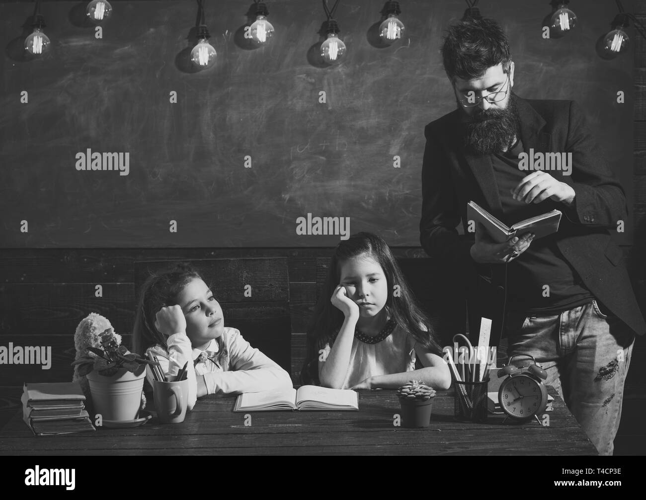Child teacher reading classroom Banque d'images noir et blanc - Alamy