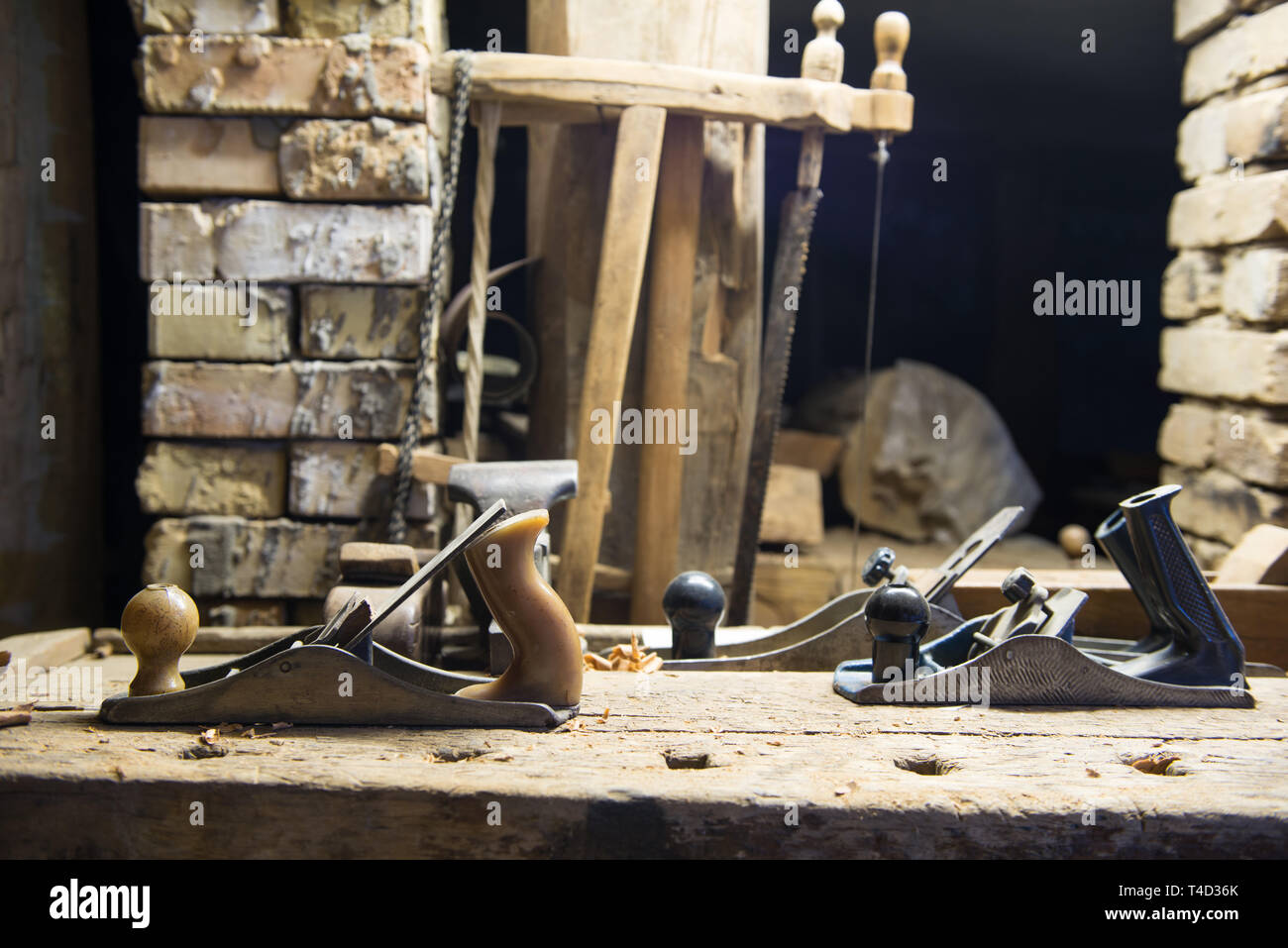 L'équipement dans l'atelier pour la restauration d'instruments de ...