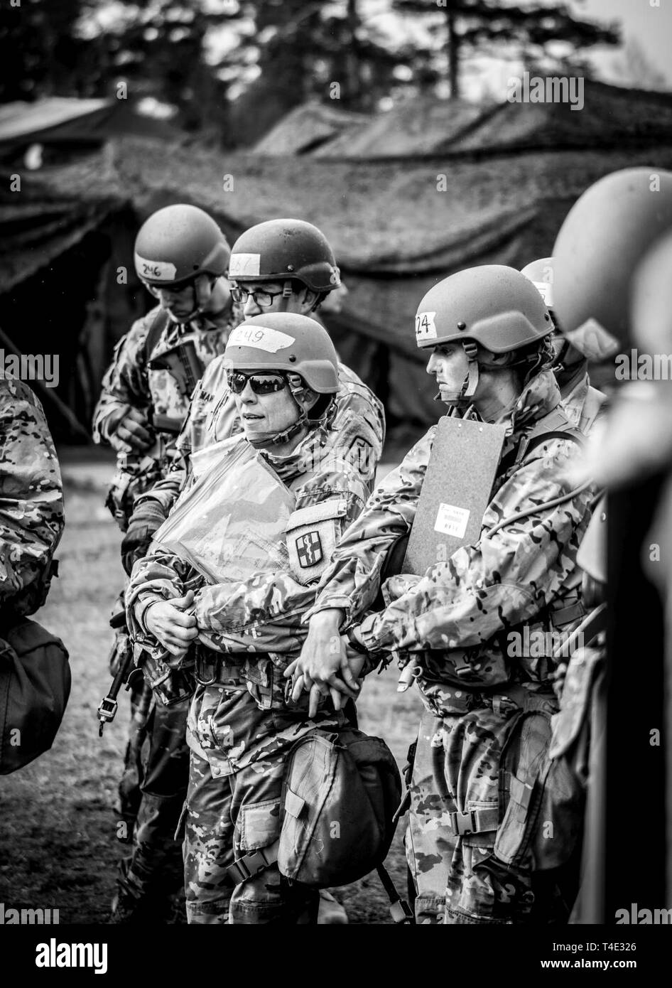 Le colonel Robin Neumeier et 1LT Allison Gregory, tous deux affectés à ...
