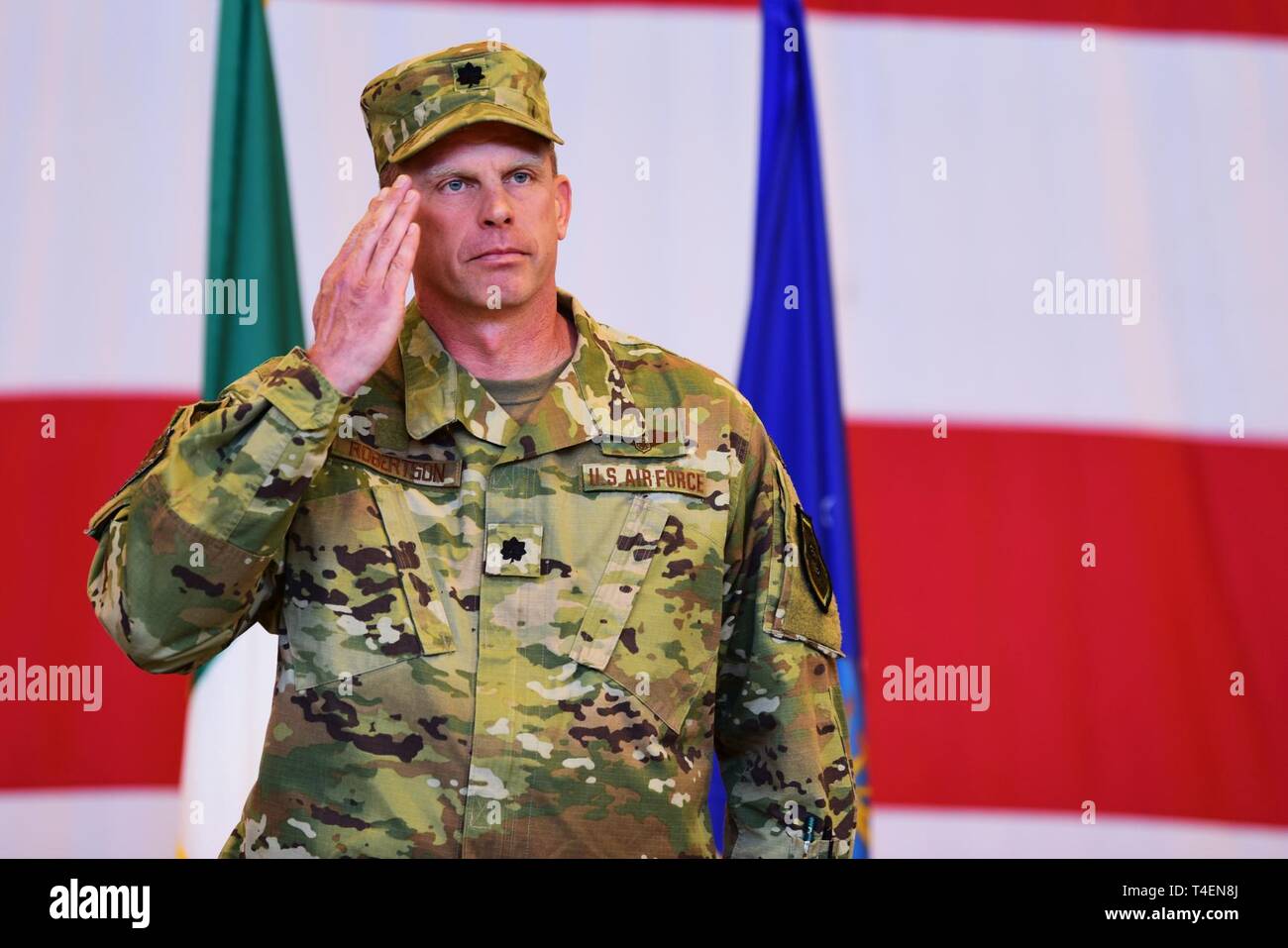 Le Lieutenant-colonel de l'US Air Force Brian Robertson, 606e Escadron ...