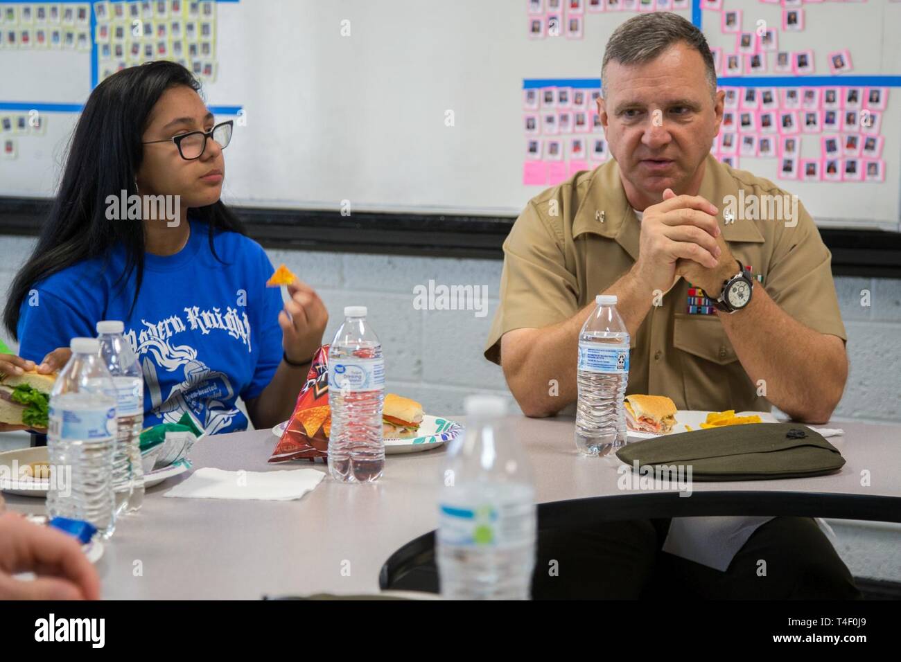 Le colonel des marines américain Paul Baker parle avec des étudiants de l'école intermédiaire ...