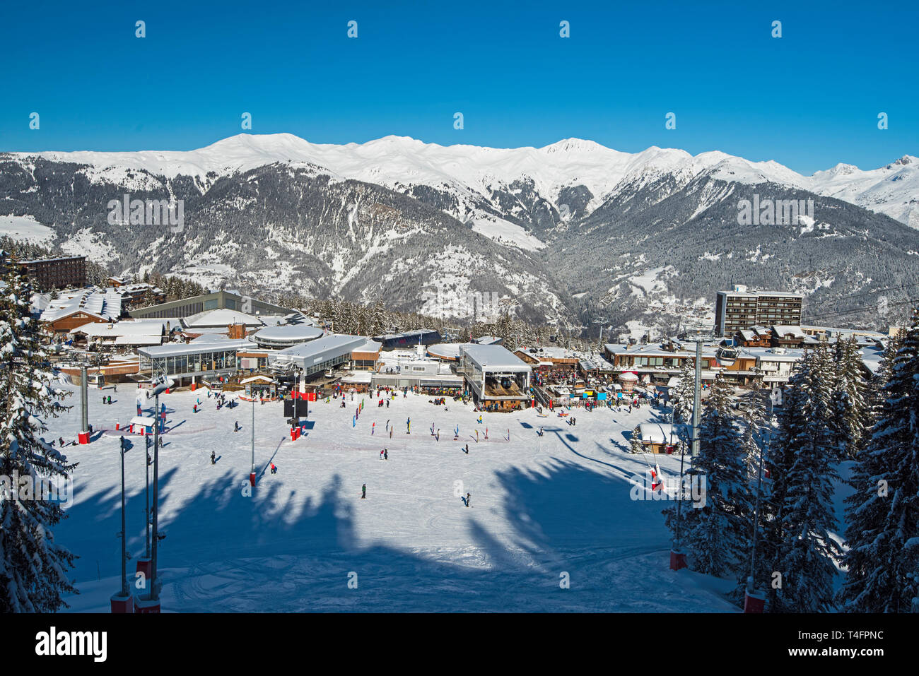 Vue panoramique vers le bas de la vallée couverte de neige en montagne ...
