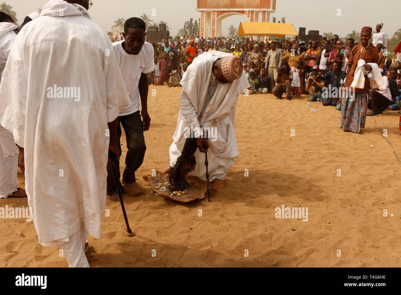 Festival vaudou Ouidah, Bénin. Musique, danse, chant à la plage pour ...