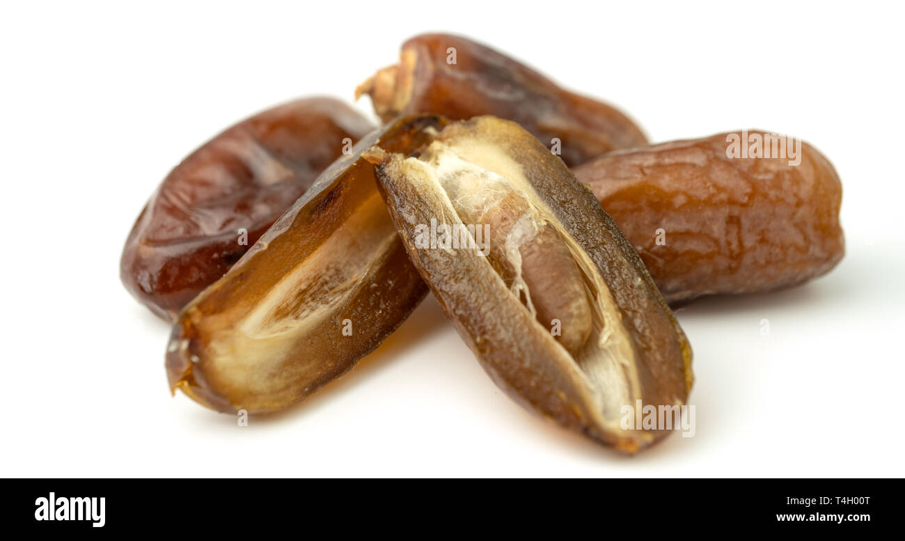 Des dates séchées sucrées palm fruits sur fond blanc. Les dates est un ...