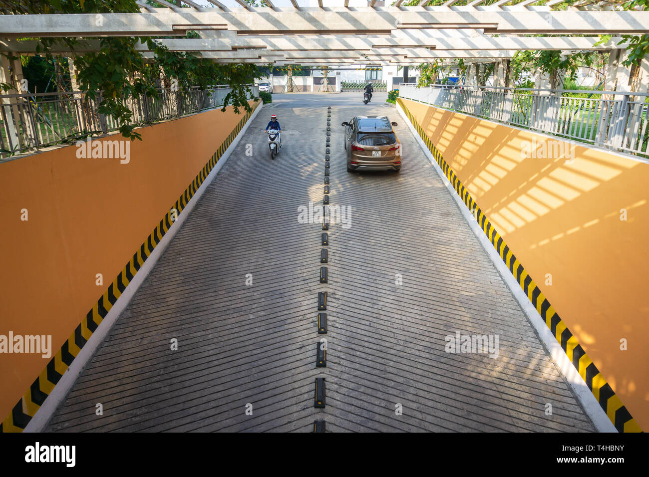 Rampe en béton garage parking, en haut et en bas du parking Photo Stock ...
