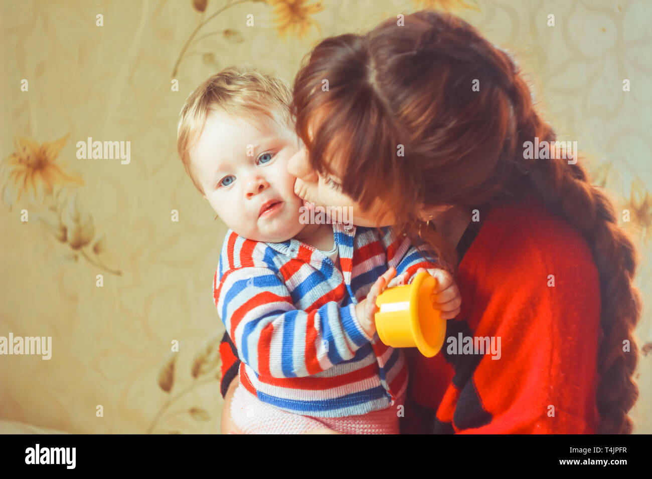 Belle Mère Et Fils Sont Au Lit Et à La Recherche à Lautre Photo Stock