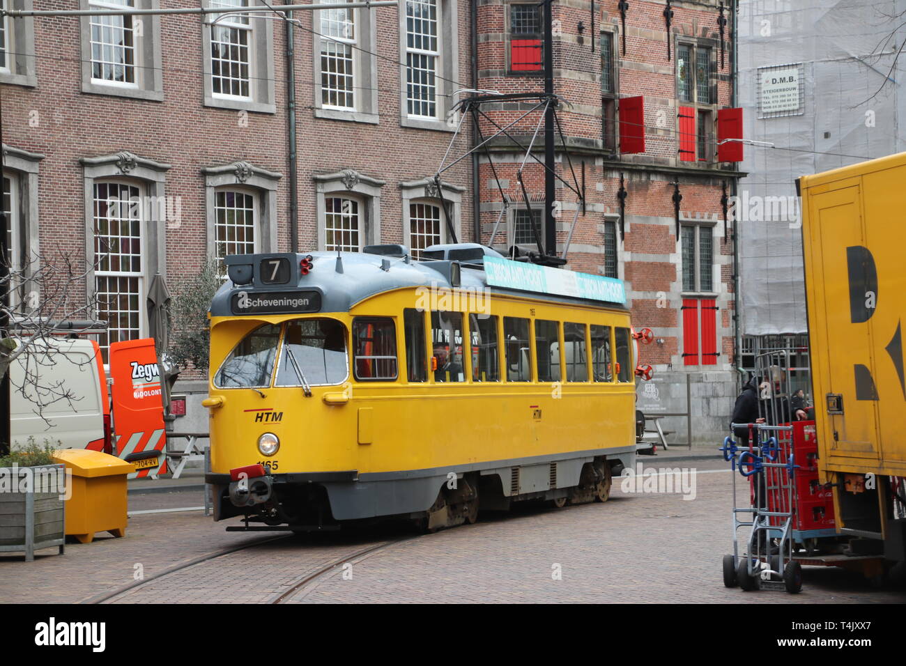 Ancien Tramway PCC jaune de l'HTM dans le centre-ville de La Haye aux ...