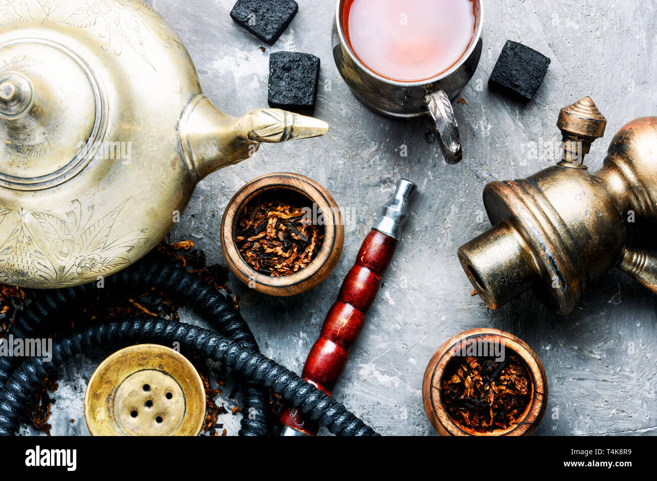 Fumer est le narguilé. Shisha arabe avec du thé. Thé et narguilé Chicha ...