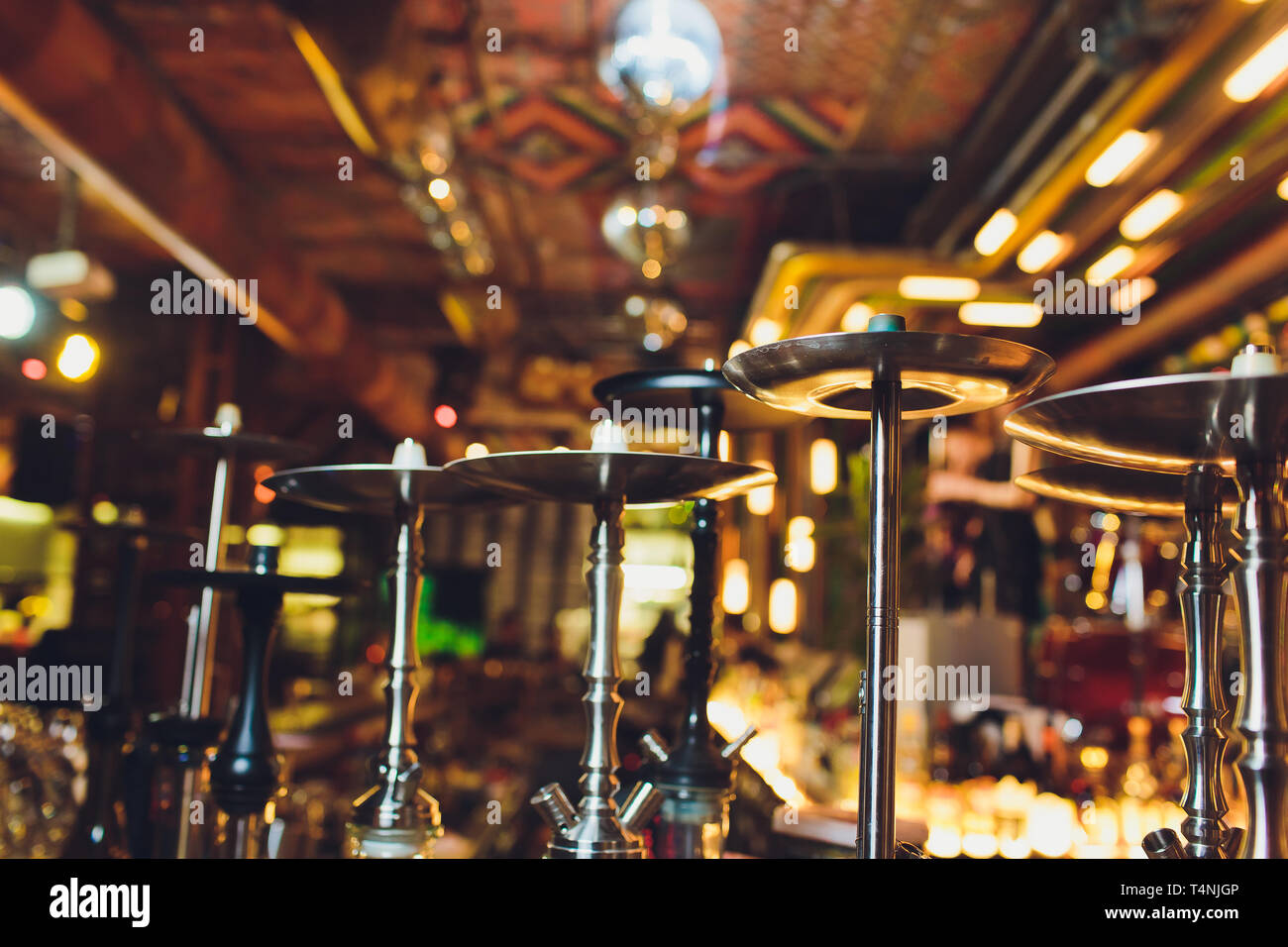 Groupe de chicha shisha sur table dans l'intérieur Photo Stock - Alamy