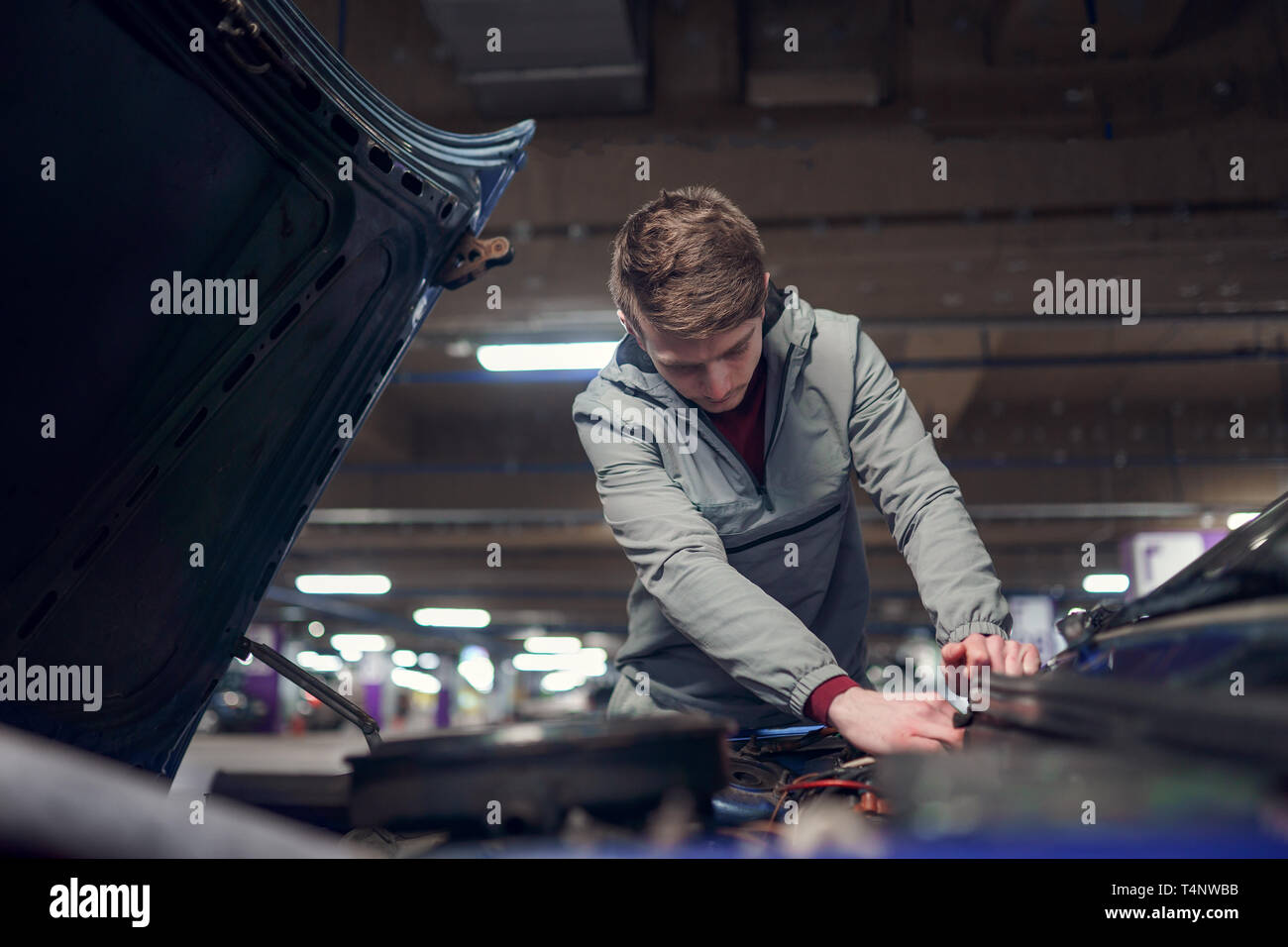 Capot voiture ouvert Banque de photographies et d’images à haute ...