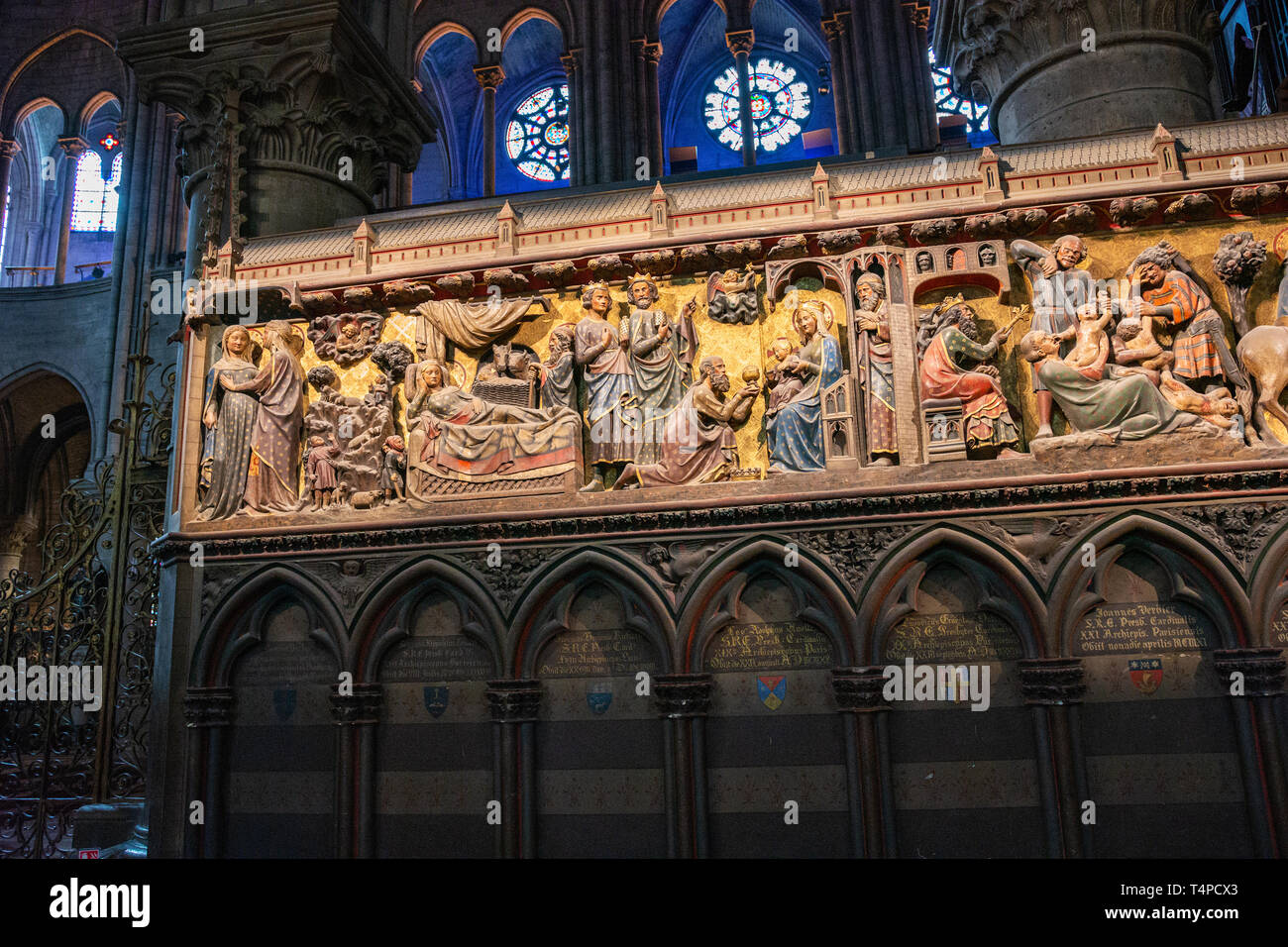 Présentation colorée dans le temple bas-relief de Notre Dame de Paris ...