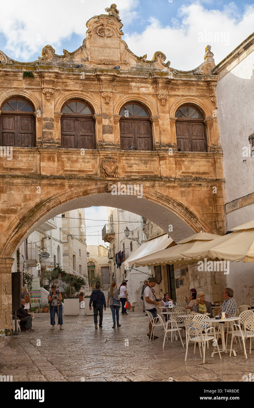 Arco Scoppa d'Ostuni, la Ville Blanche, les Pouilles. L'arc de Scoppa du palais épiscopal de la ...