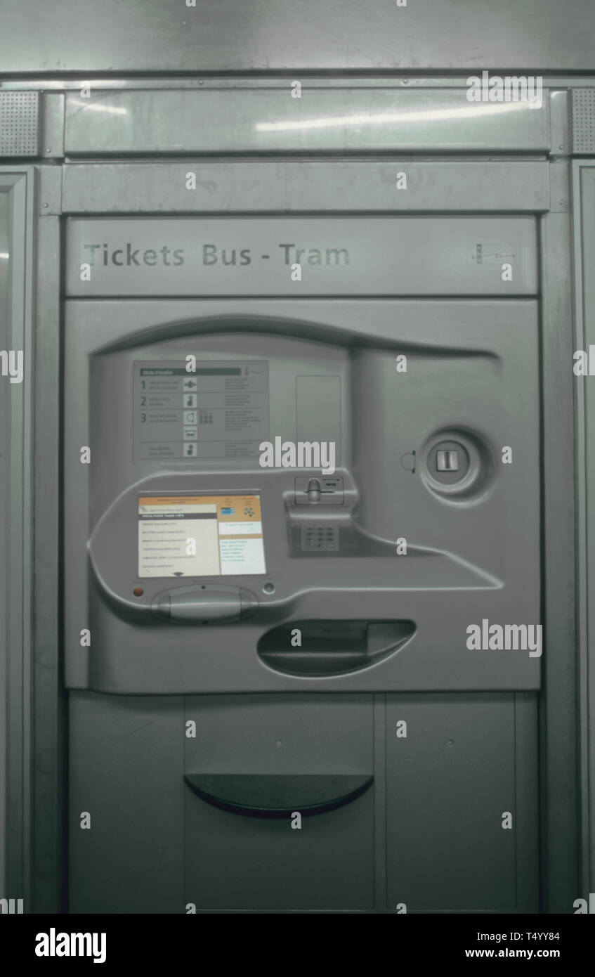 Tram ticket vending machine Banque de photographies et d’images à haute ...