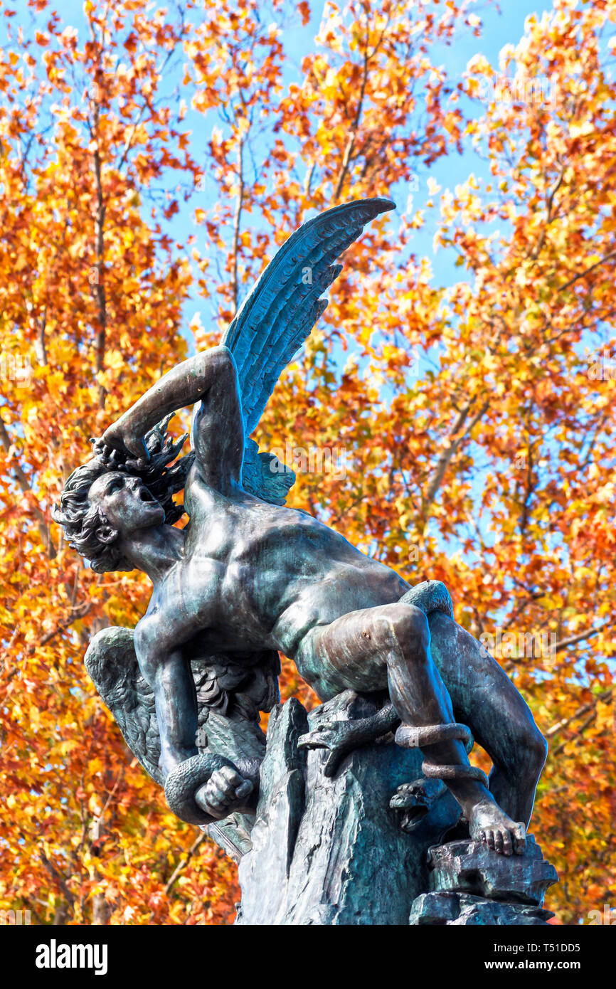 Estatua del Ángel Caído en el Parque de El Retiro. Madrid. España Photo ...