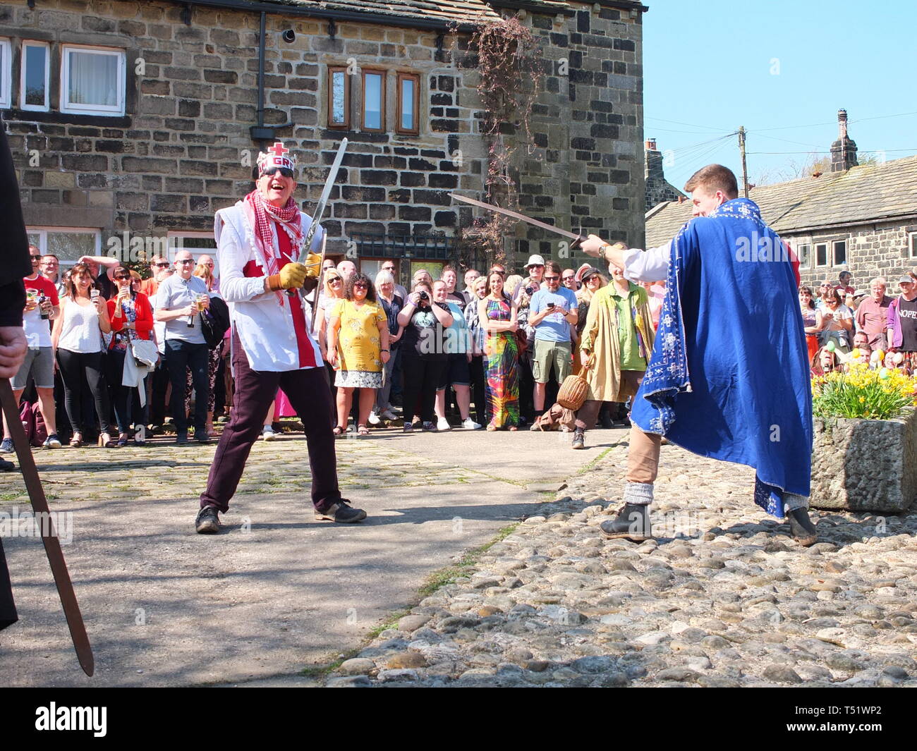 Heptonstall Pace Egg Jouez une pièce de momers traditionnelle exécutée ...