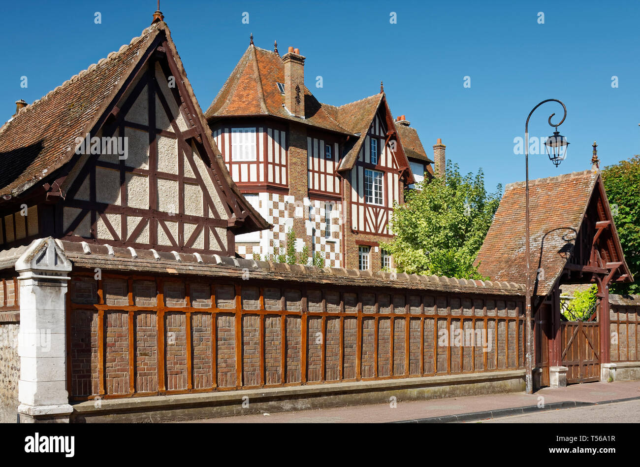 Vieille maison à colombages,, rouge brique, un demi-mur, a atteint un ...