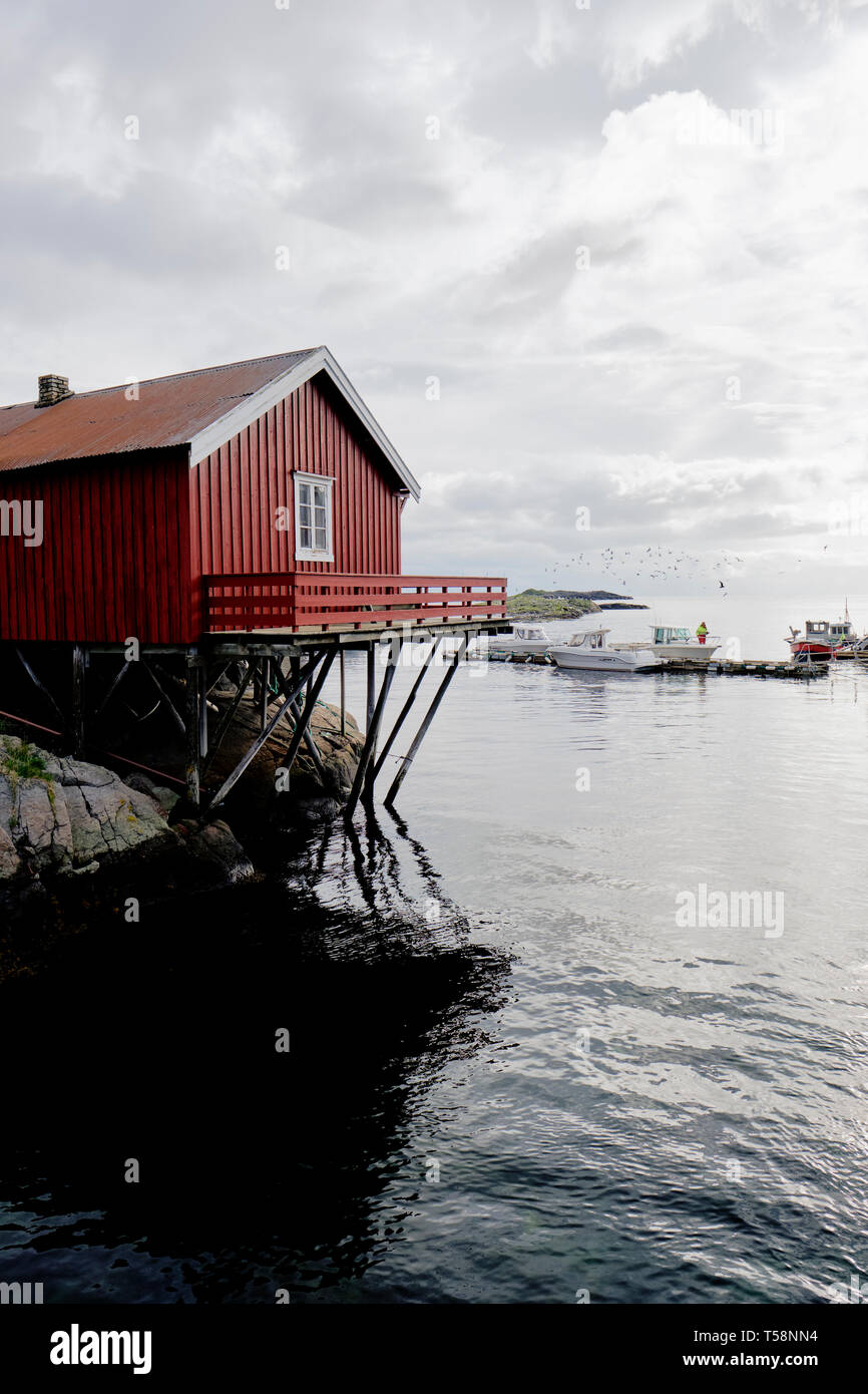 Un pêcheur traditionnel norvégien Rorbu rouge maison construite sur ...