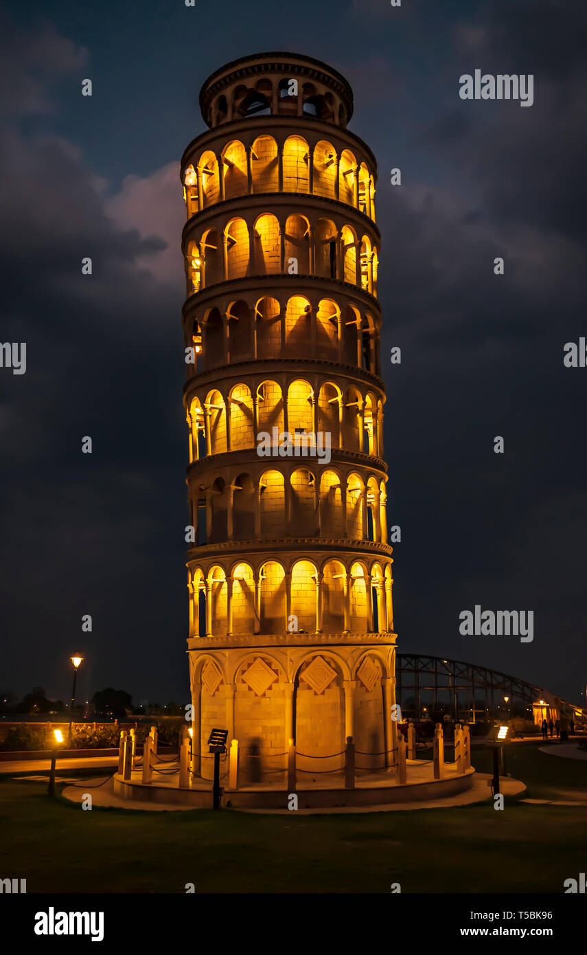 Nuit dans la tour de pise Banque de photographies et d’images à haute ...