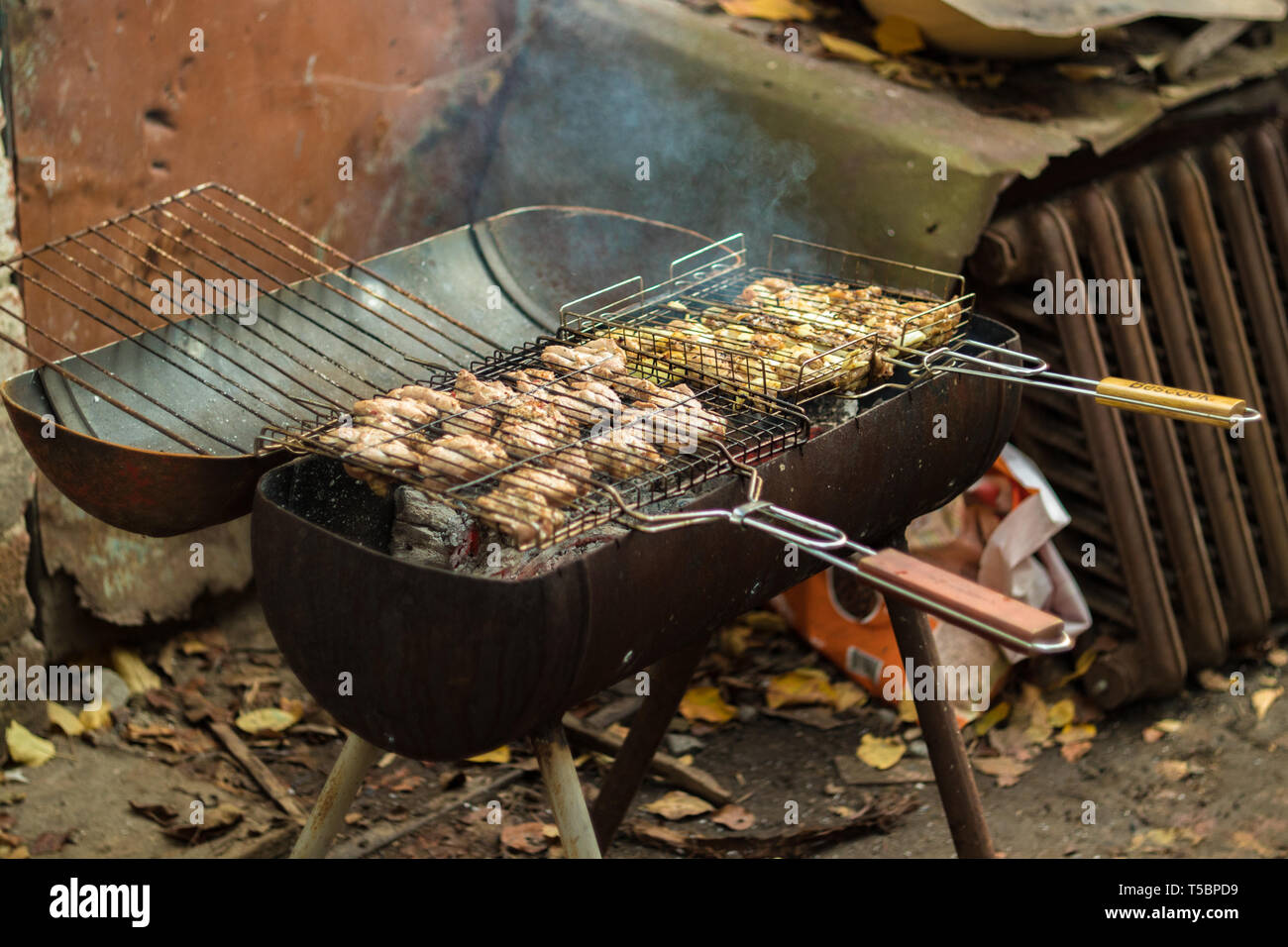 La cuisson des viandes sur le barbecue grille en réservoir gaz fixé à l ...