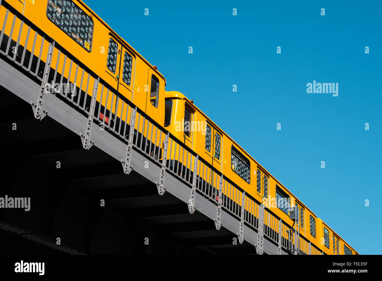 Pont sur la ligne u bahn Banque de photographies et d’images à haute ...