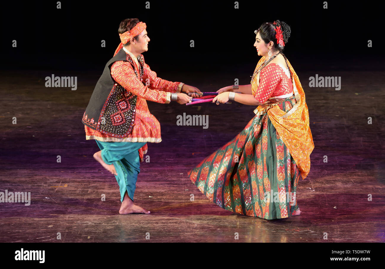 Les interprètes dansent la danse folklorique traditionnel indien du ...