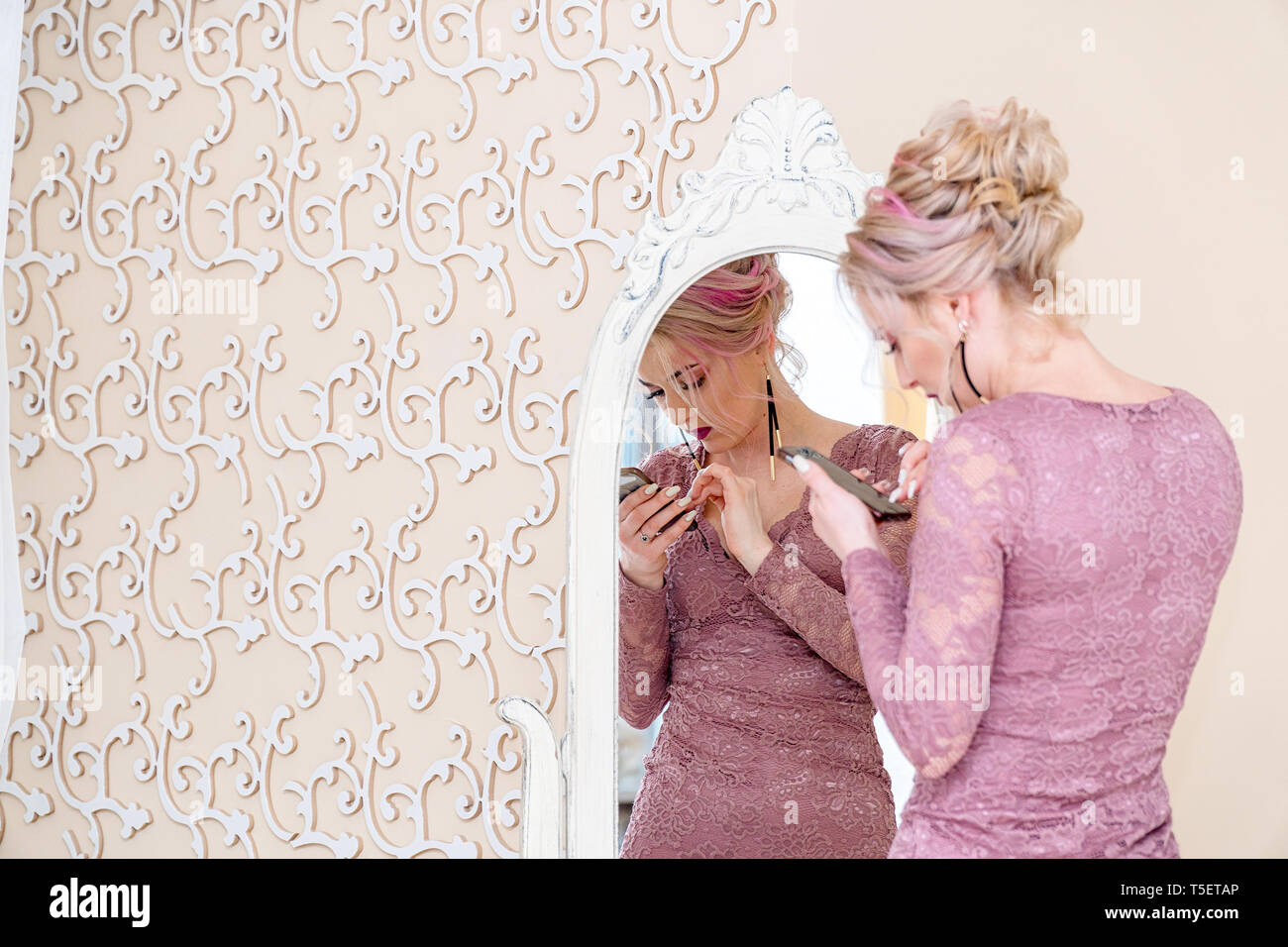 Jeune femme blonde devant un miroir Banque de photographies et d’images à haute résolution - Alamy