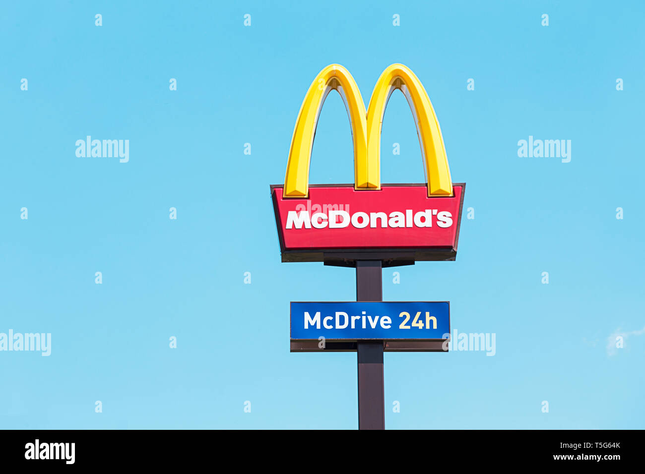 Mcdrive sign with mcdonalds logo Banque de photographies et d’images à ...