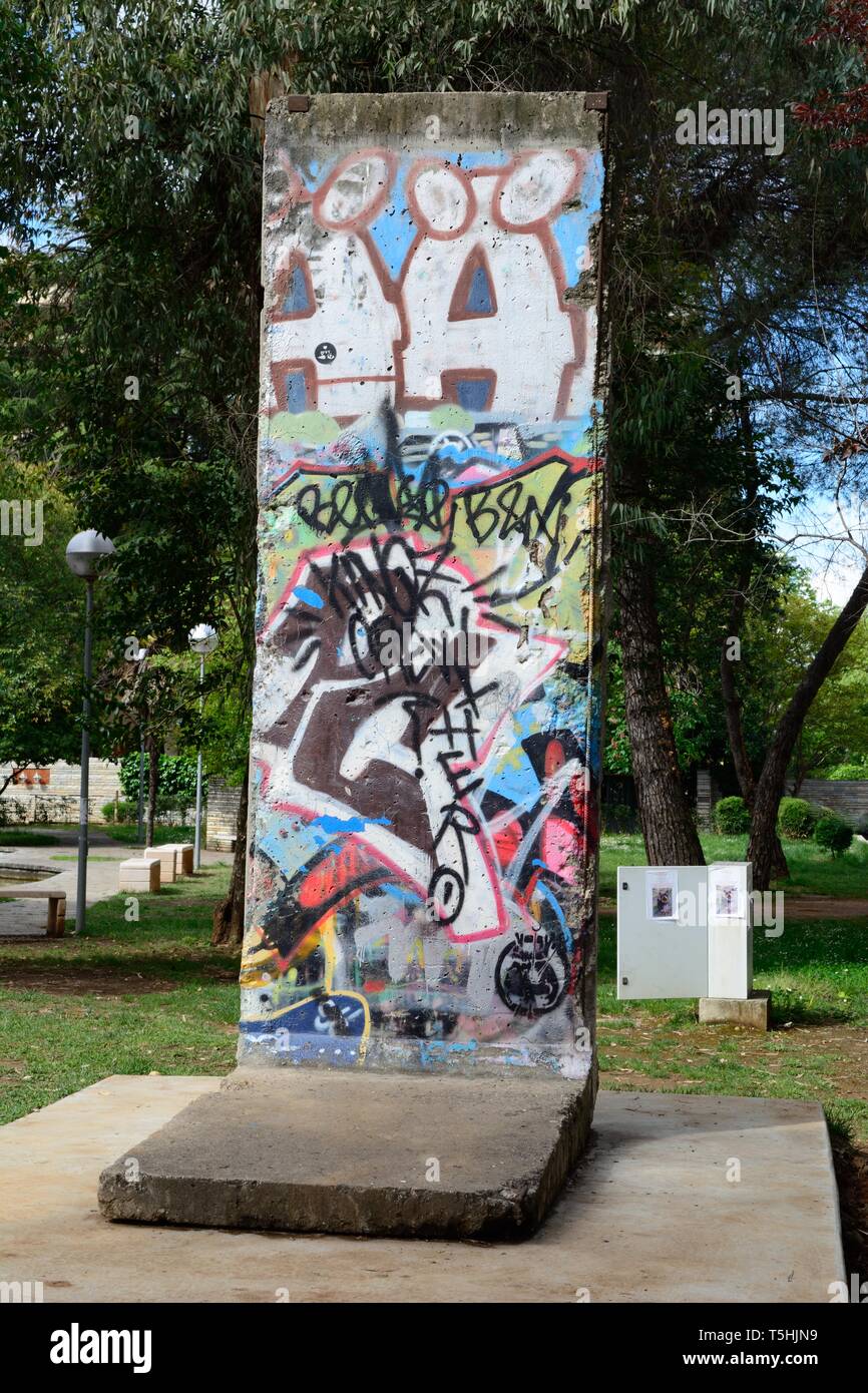 Albania tirana graffiti Banque de photographies et d’images à haute ...
