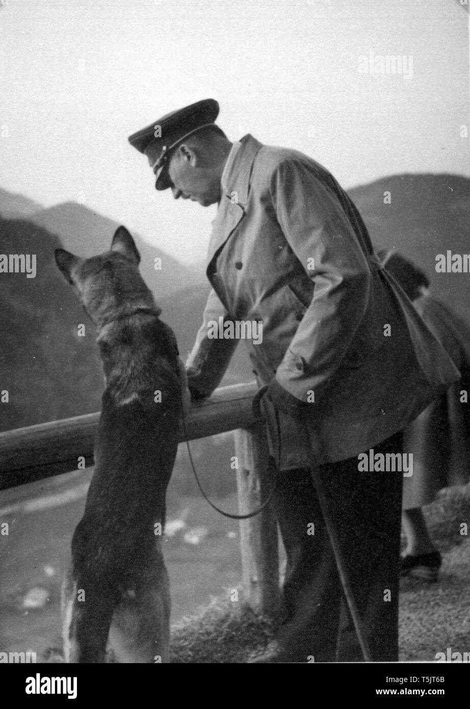 Eva Braun Collection (trinaest) - Adolf Hitler avec son berger allemand ...