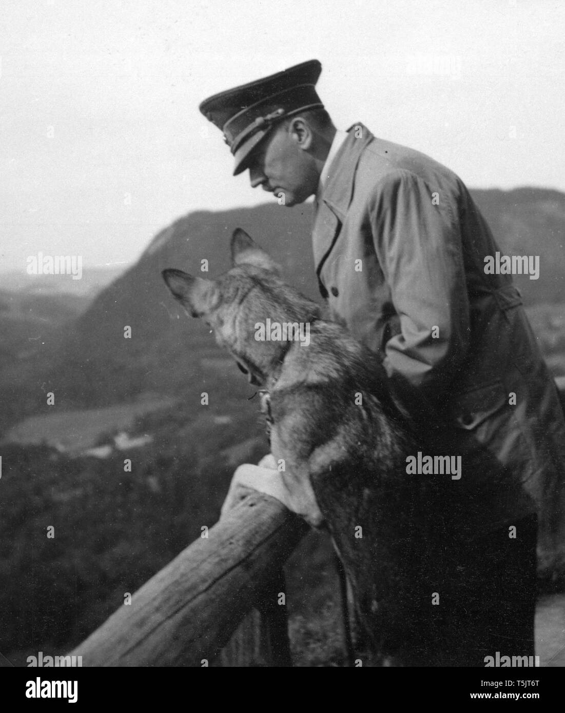 Eva Braun Collection (trinaest) - Adolf Hitler avec son berger allemand ...