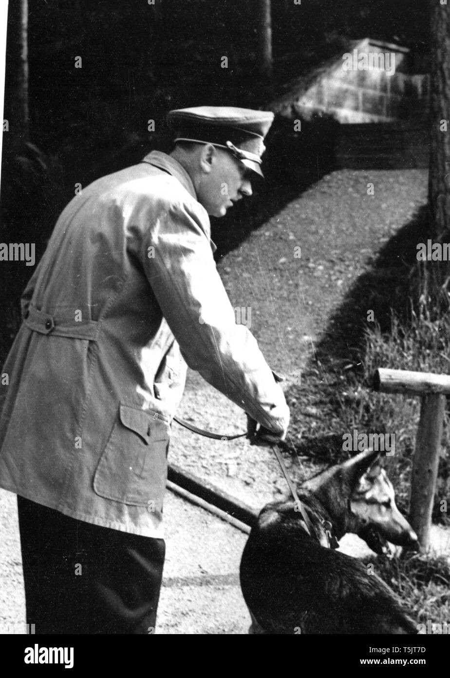 Eva Braun Collection (trinaest) - Adolf Hitler avec son berger allemand ...