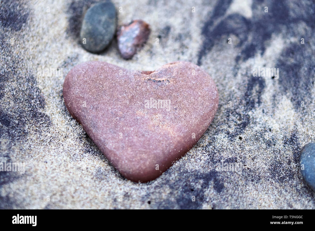 Un coeur en pierre Banque de photographies et d’images à haute ...