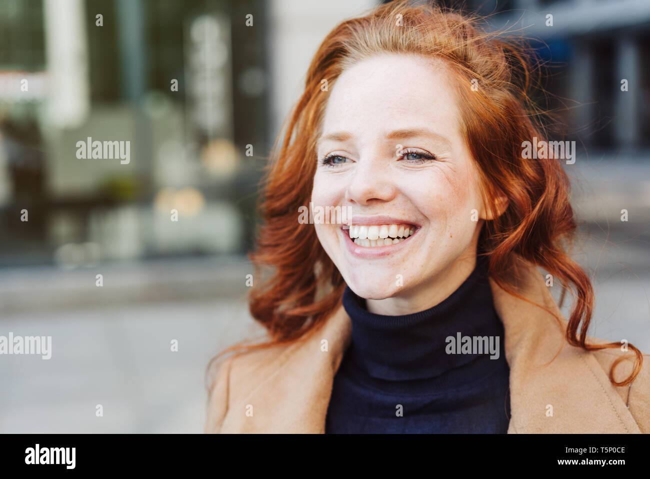 Cheveux roux frisés Banque de photographies et d’images à haute ...