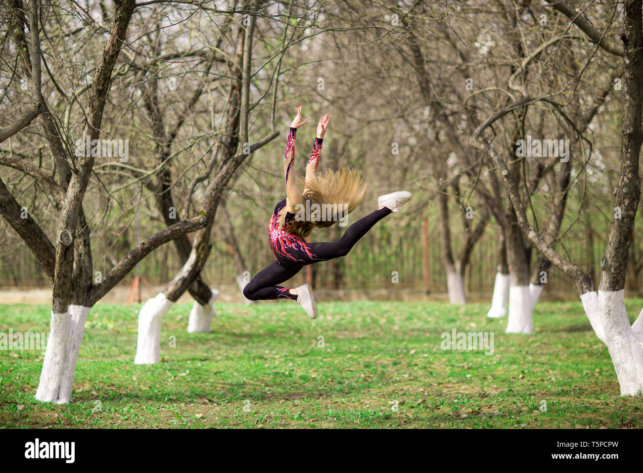 Gymnastique fille saut Banque de photographies et d’images à haute ...
