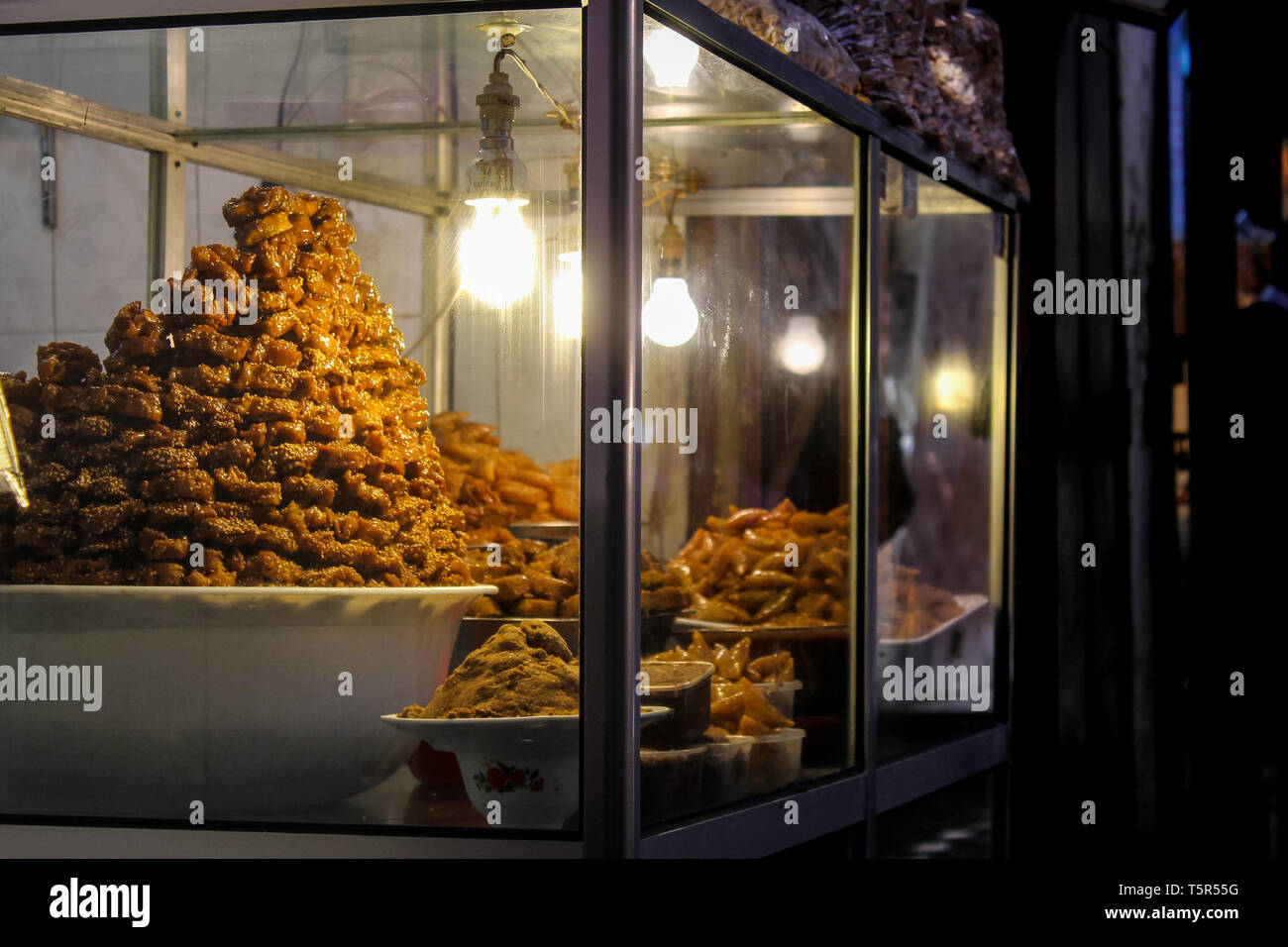 Les sucreries traditionnelles marocaines en vente sur un marché ...