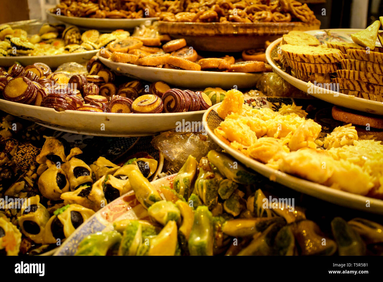 Les sucreries traditionnelles marocaines en vente sur un marché ...