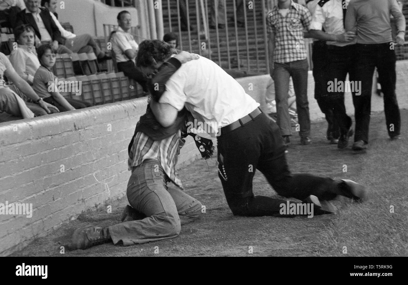Football hooligans fighting Banque de photographies et d’images à haute ...