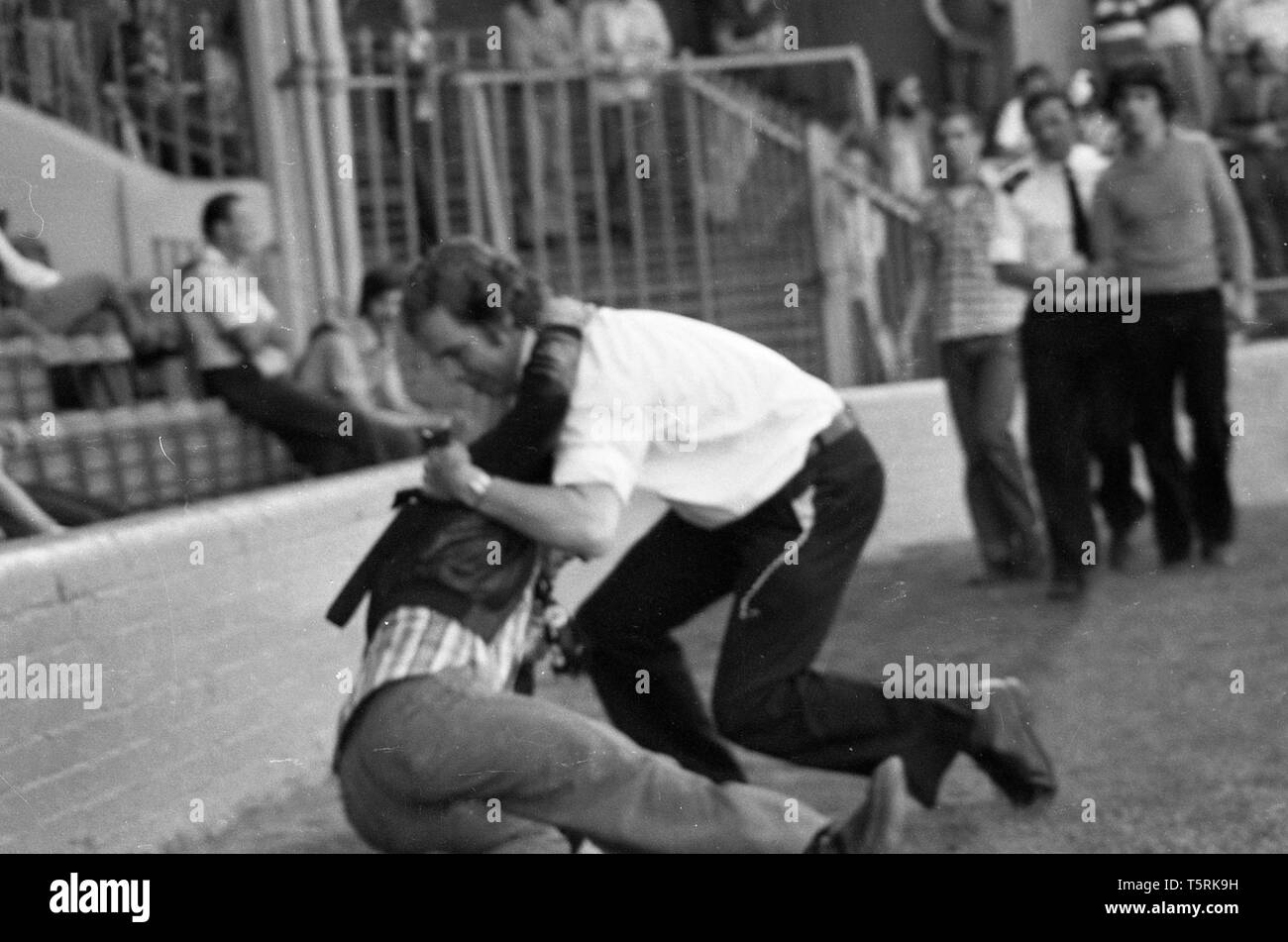 Football Hooligans Fighting Banque Dimage Et Photos Alamy