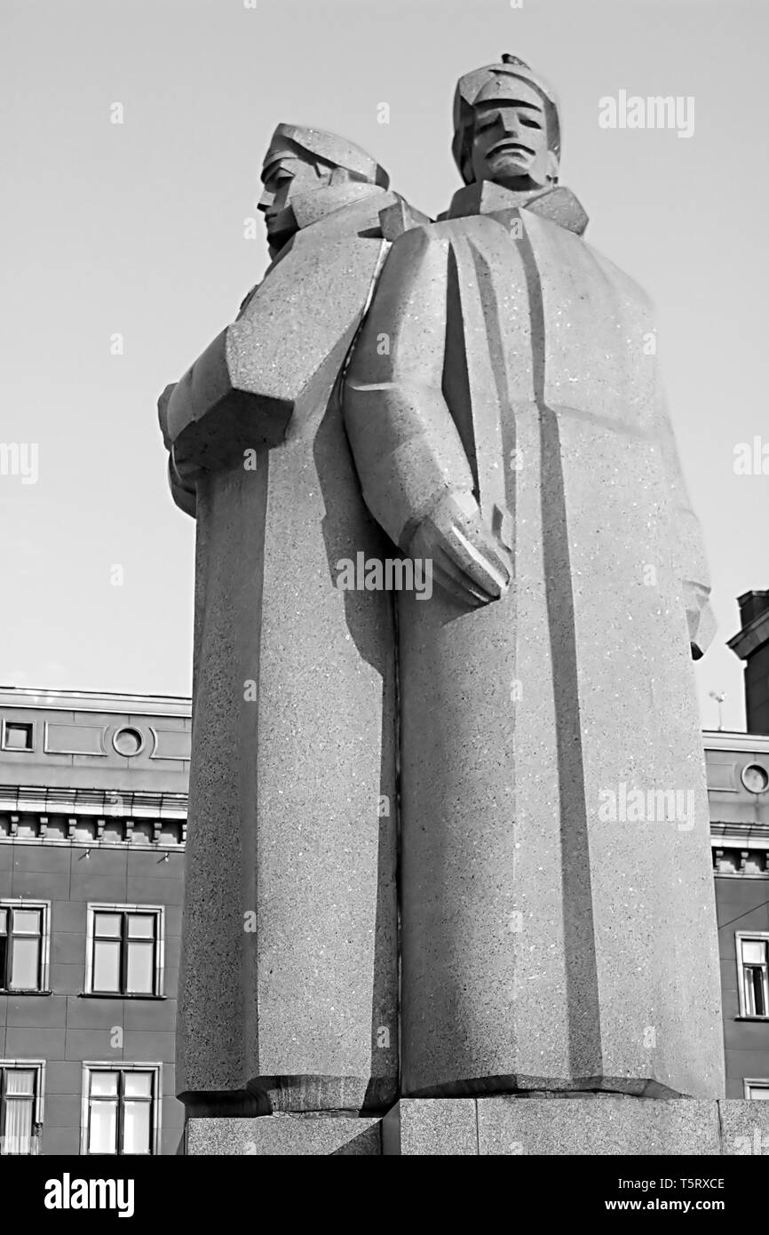Communist statue riga latvia Banque d'images noir et blanc - Alamy