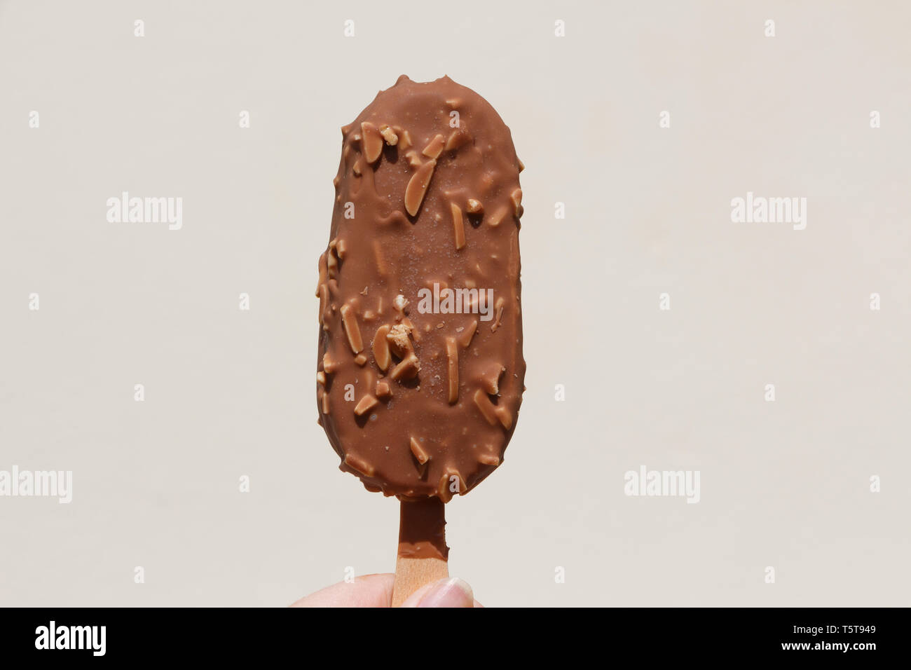 La crème glacée vanille eskimo couverts de chocolat et amandes morceaux ...