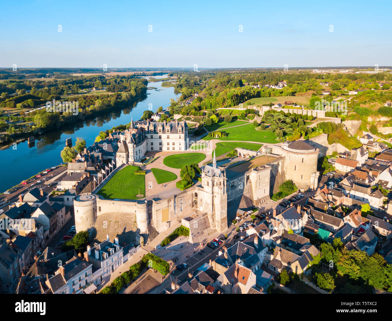 Château d'Amboise vue panoramique aérienne. C'est un château en ville d ...