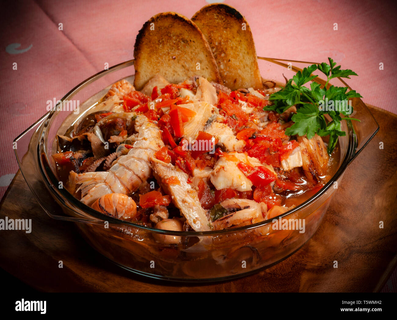 Zuppa di pesce alla siciliana Banque de photographies et d’images à ...