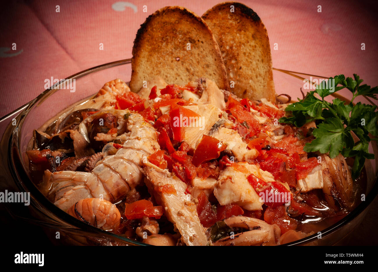 Zuppa di pesce alla siciliana Banque de photographies et d’images à ...