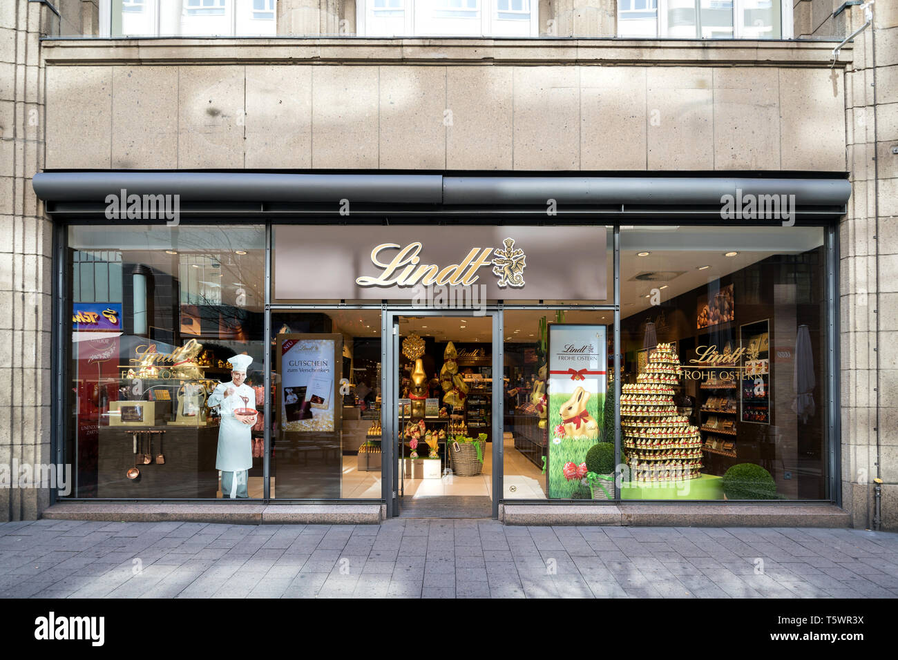 Lindt Chocolate Store Photos & Lindt Chocolate Store Images - Alamy