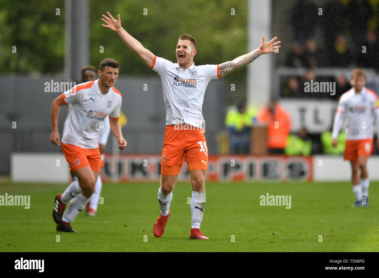 Luton Town's James Collins fête marquant son premier but de côtés du ...