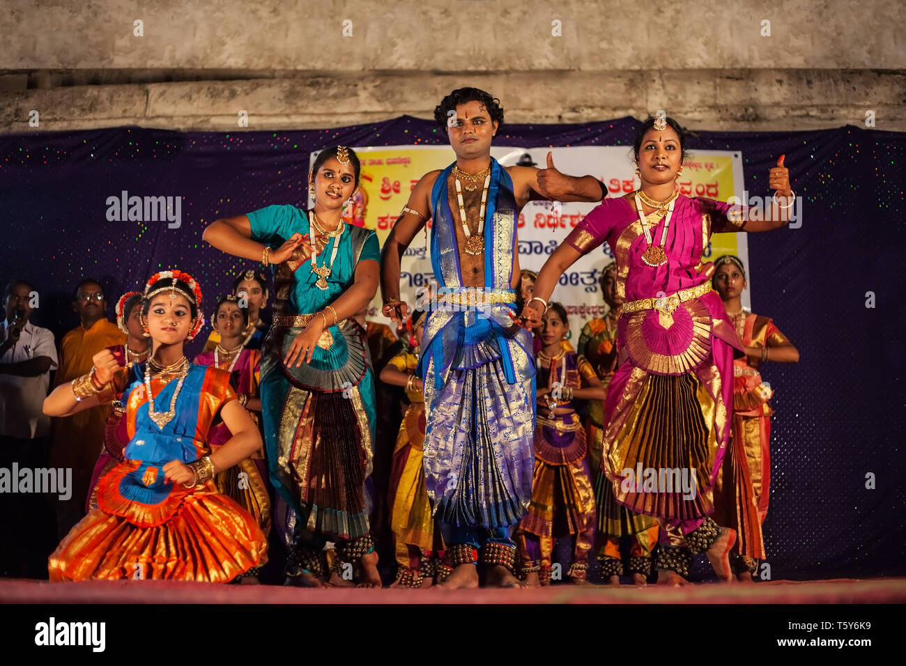 Bharatanatyam dance dress Banque de photographies et d’images à haute ...